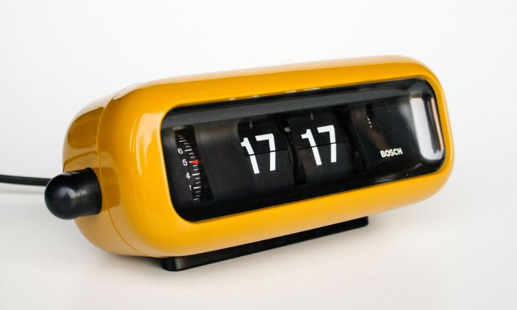 A Guide to Finding the Best Retro Flip Clock Online